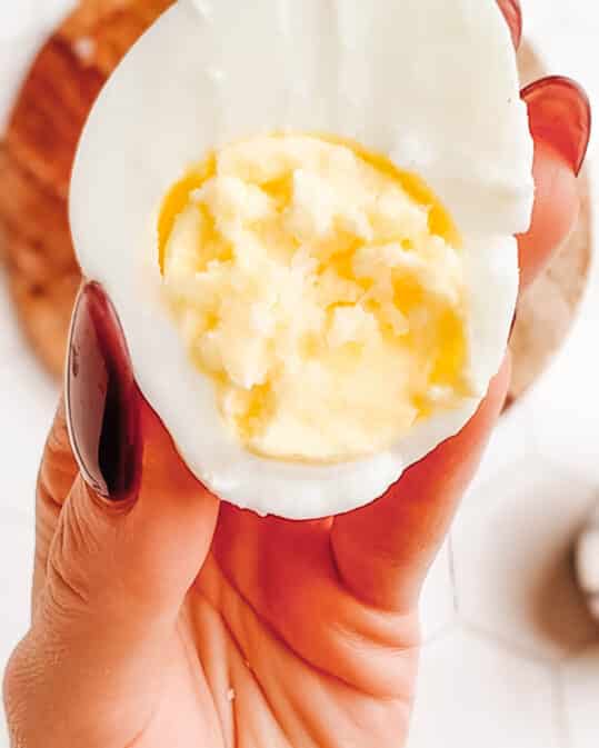 Soft Boiled Eggs vs Hard Boiled Eggs (Pros, Cons + What to Know)